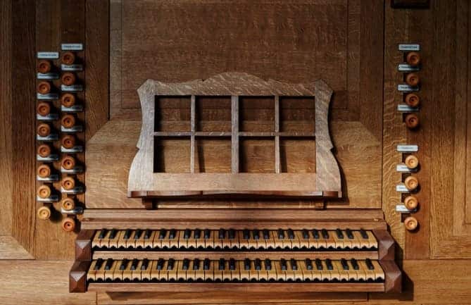 Discover The Difference Between Keyboard And Piano | Ted's List